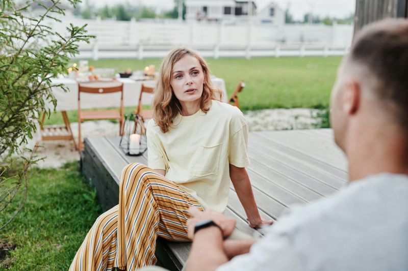 8 signs that a woman has no close friends