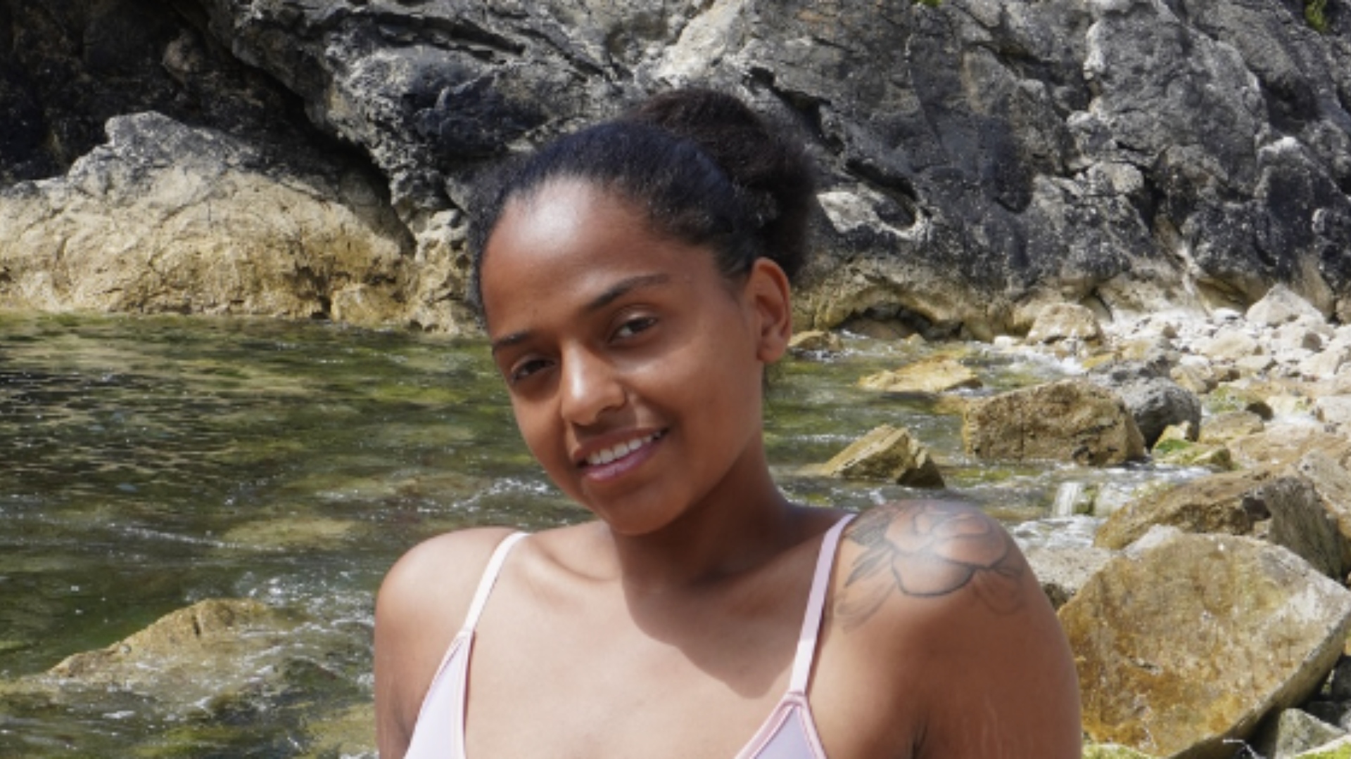 Dressed in beach attire, this mom celebrates her stretch marks and her ...