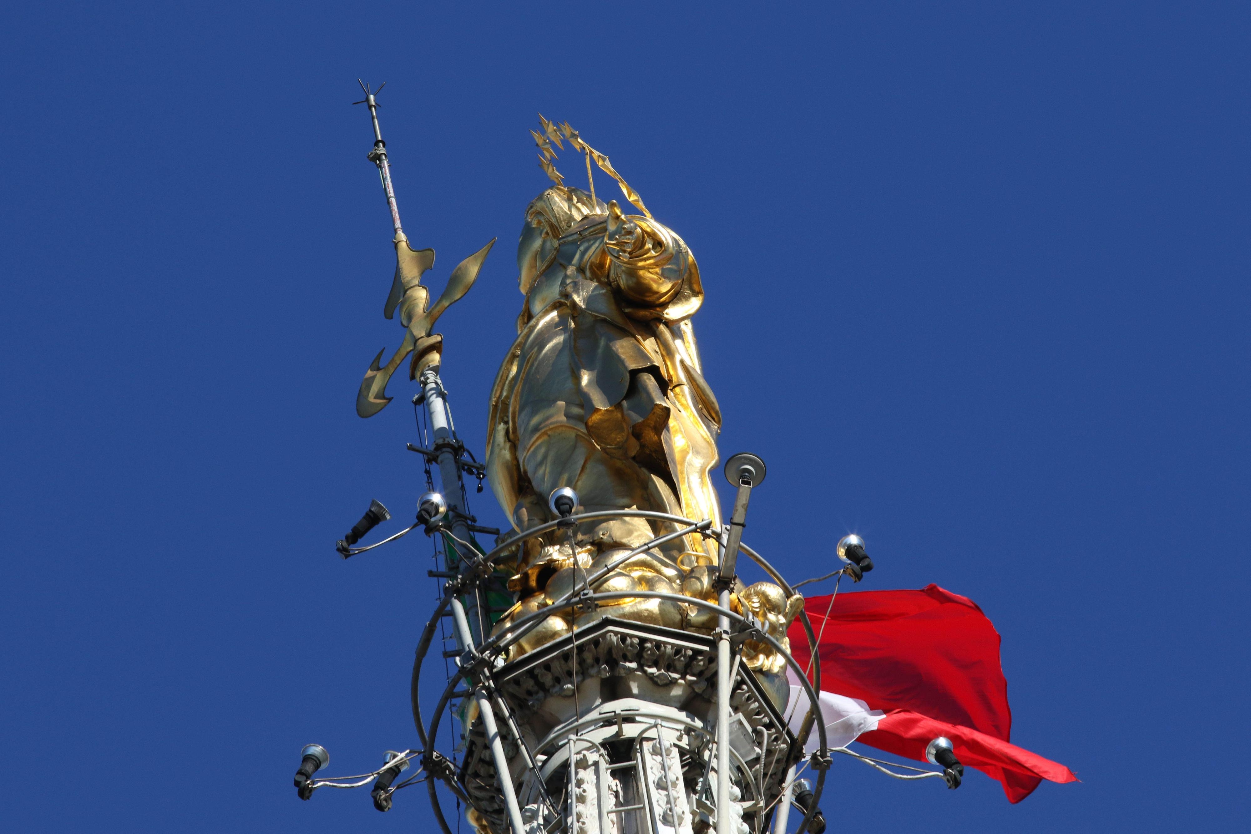 Buon compleanno Madonnina! La statua della Vergine che veglia su Milano ...