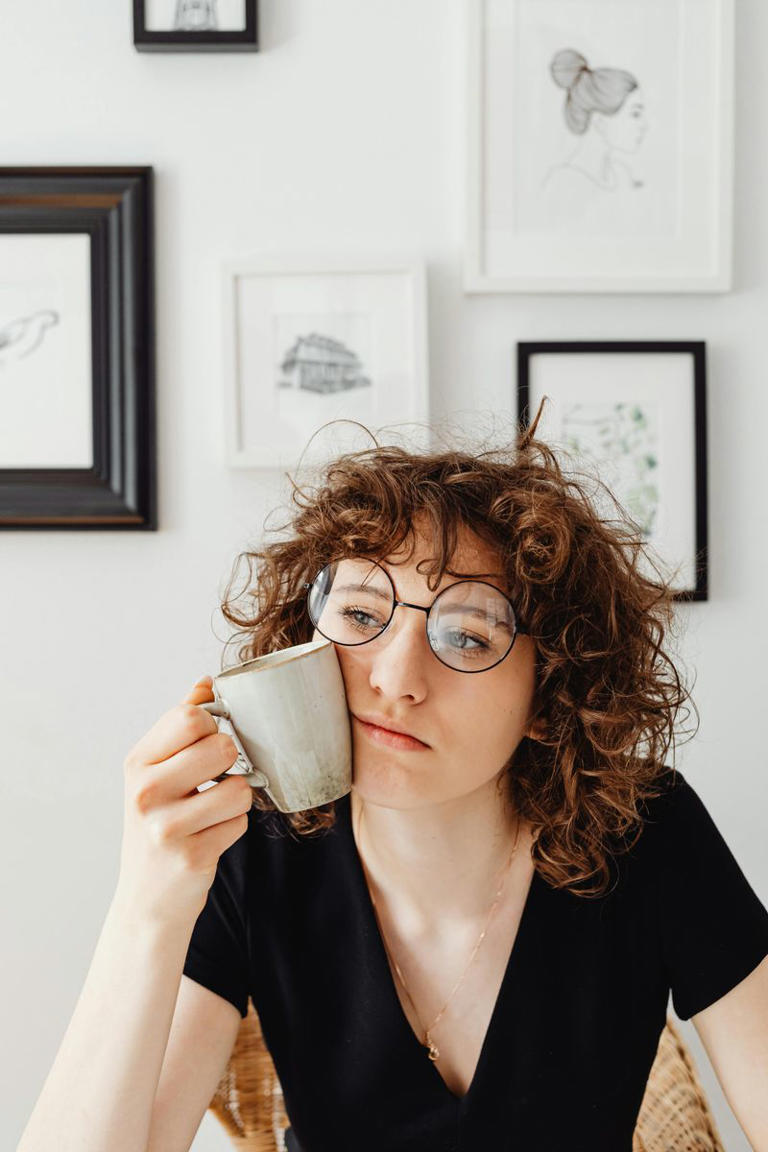 8 signs that a woman has no close friends