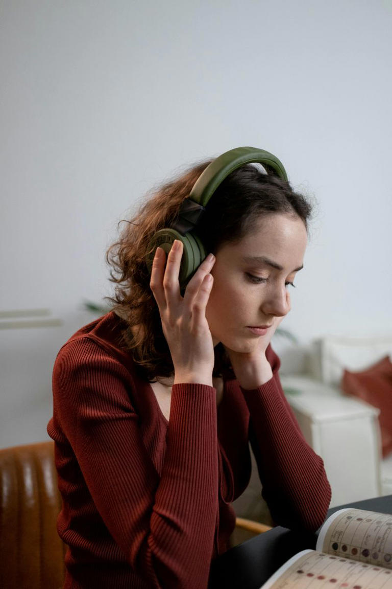 8 signs that a woman has no close friends