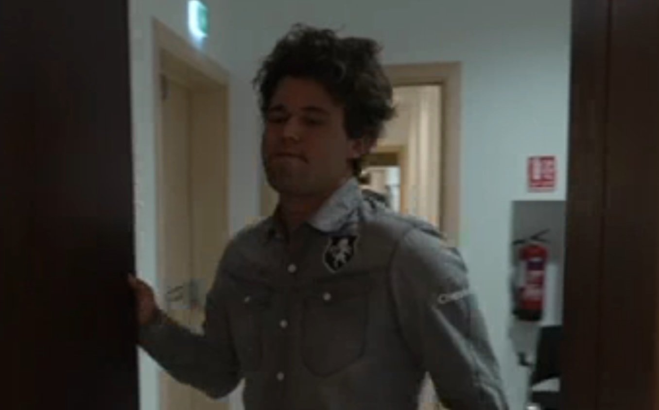 Fullt drama for Carlsen: Smelte igjen døra foran NRK-reporter