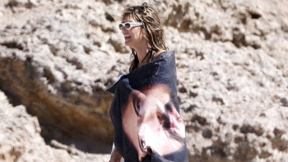 Heidi Klum splashes around with XXL Tom Kaulitz beach towel