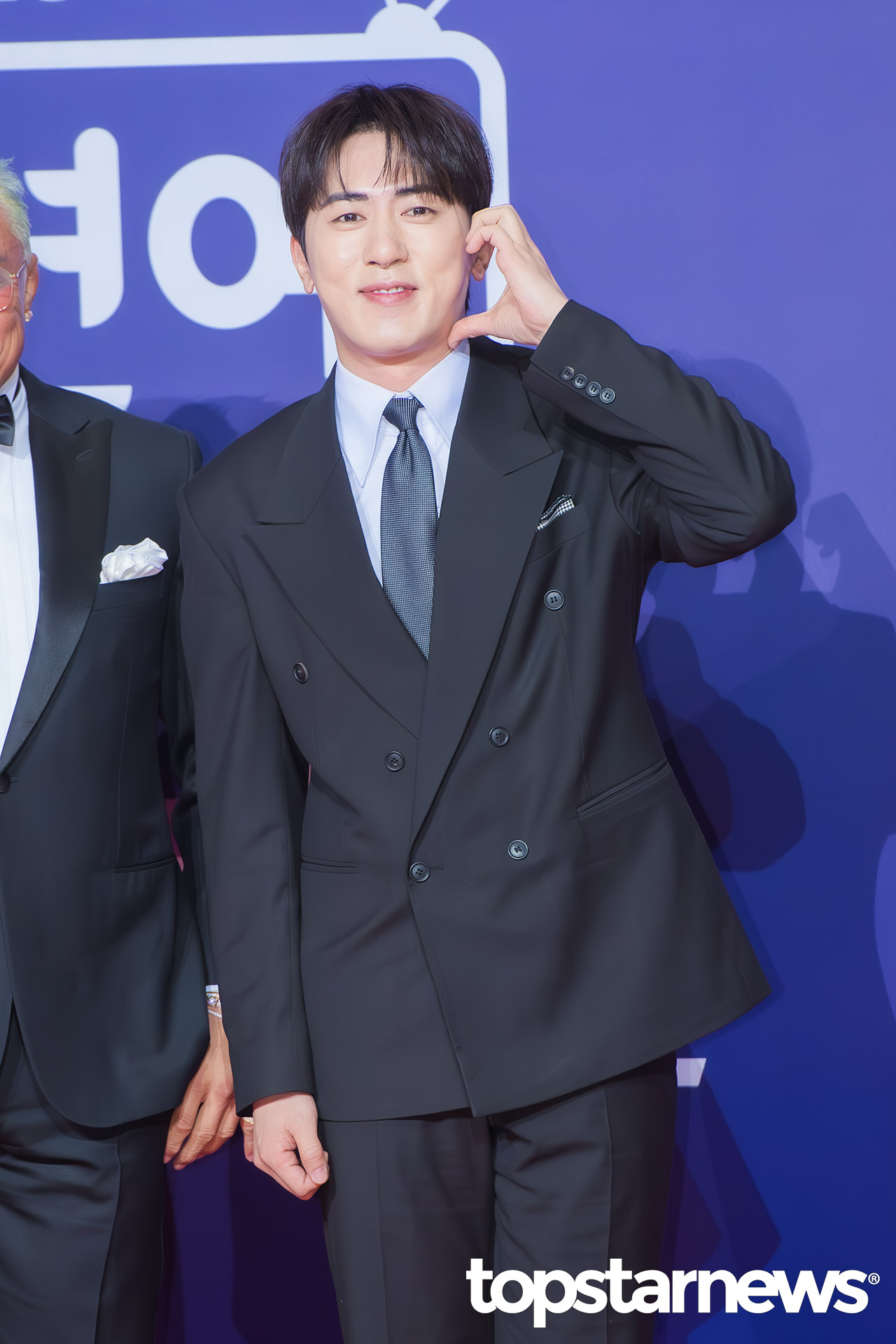 [HD포토] '한탕 프로젝트 - 마이턴' 김원훈, '하트 포즈 어색하긴 해~' (2025 SBS 연예대상)