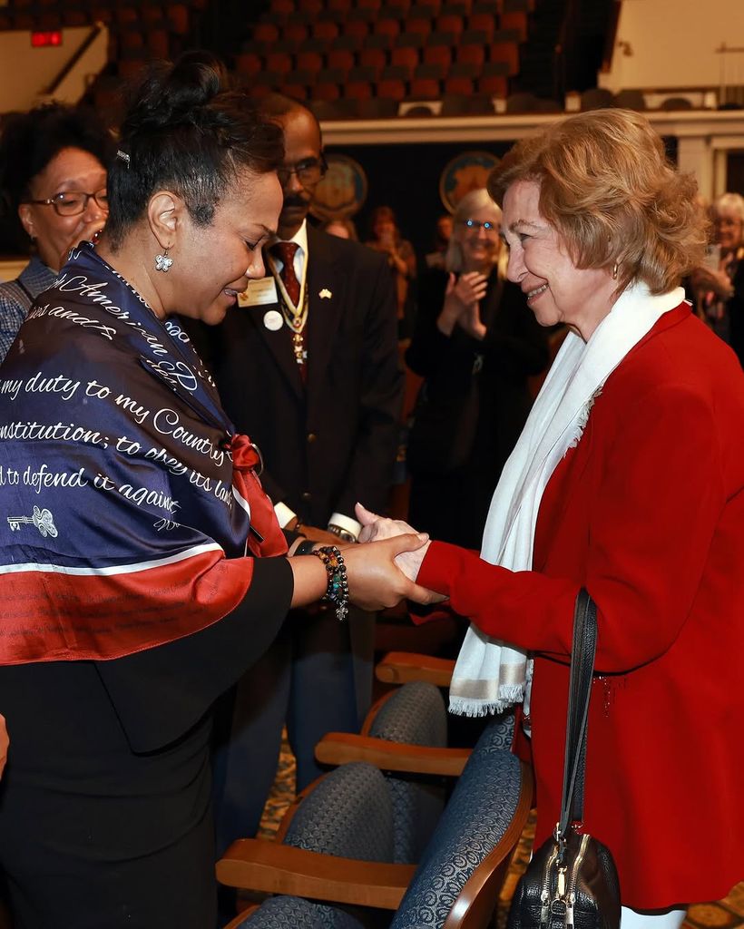 El 2025 de la reina Sofía en 20 imágenes únicas: de su foto con Alaska ...