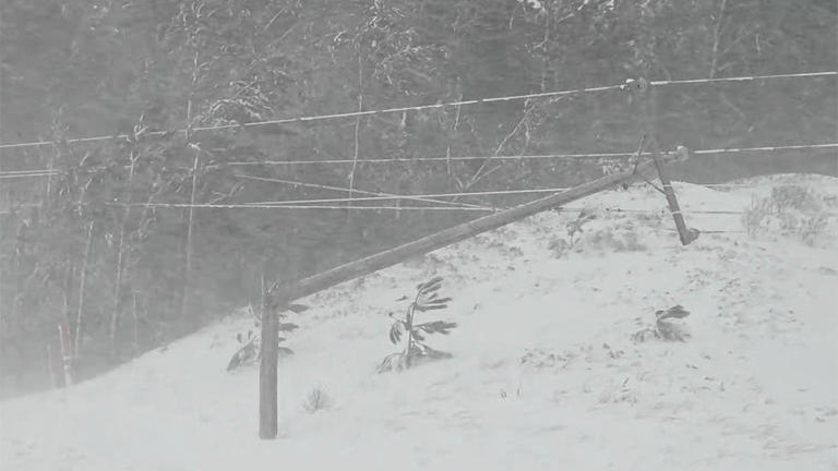 Intense winter storm pummels Midwest, more than 100,000 still without power