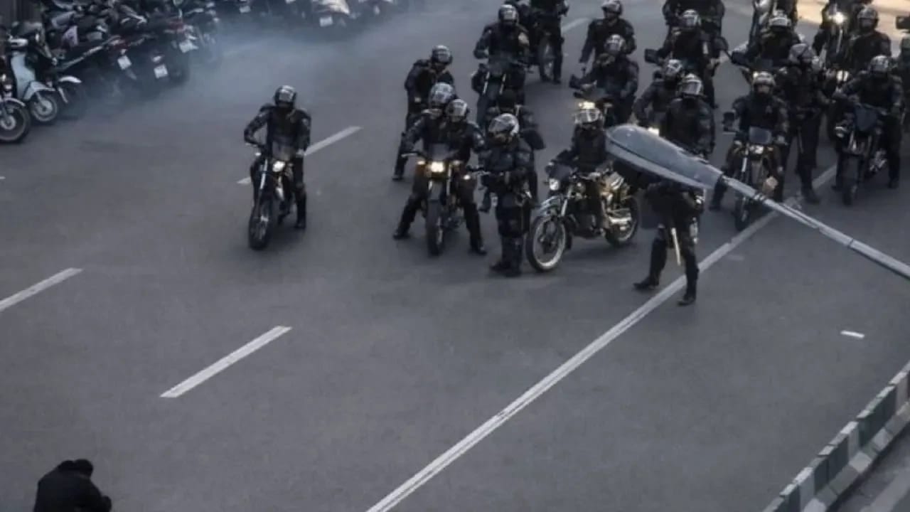 Estallan protestas en todo Irán a medida que la caída del rial desata ...