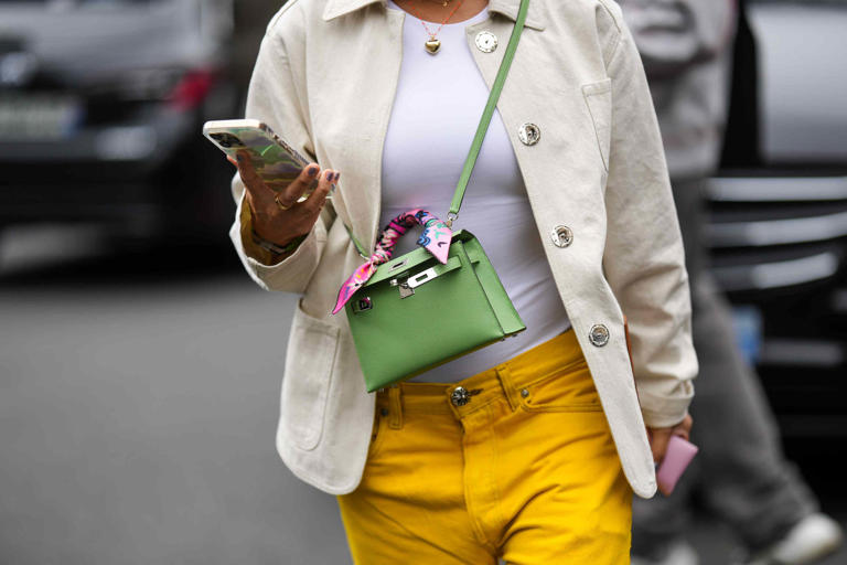 10 things you should never carry in your purse or wallet