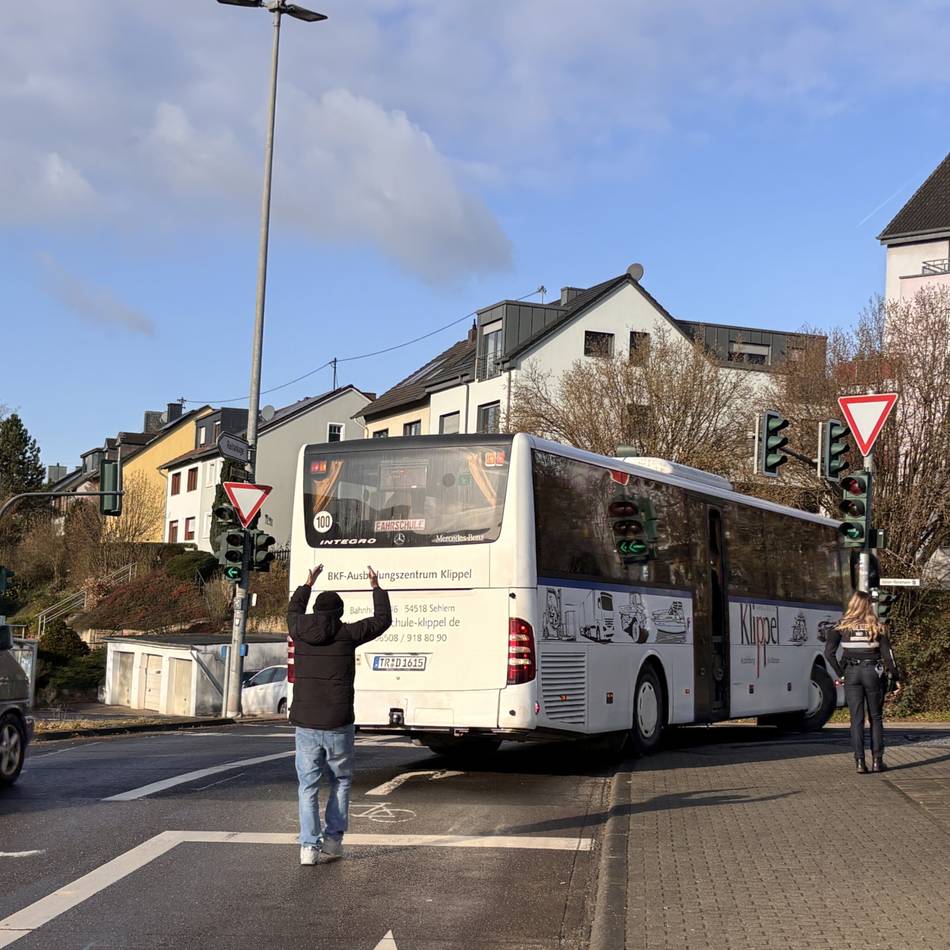 Nanu, was ist denn da passiert? Fahrschul-Bus rammt Ampel beim Abbiegen
