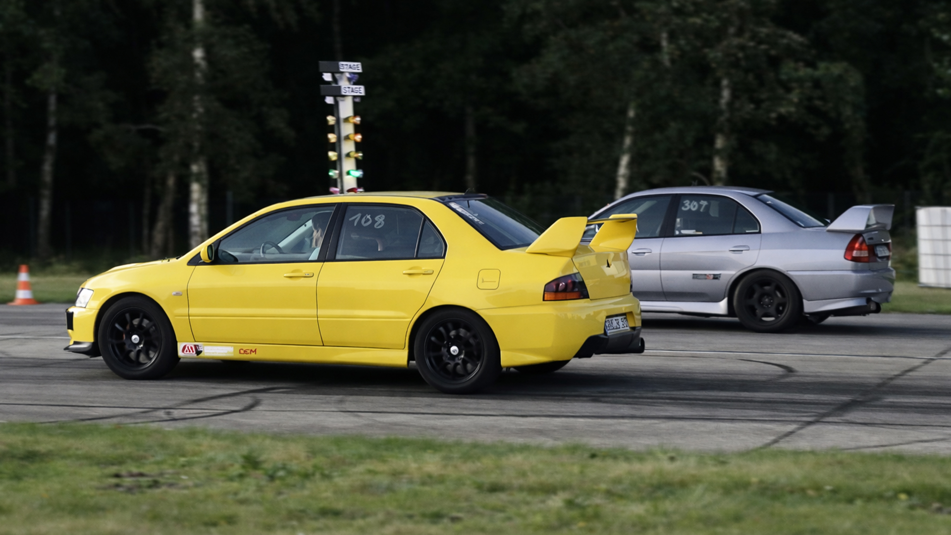Lancer Evo 9 vs Evo 4 quarter mile drag race