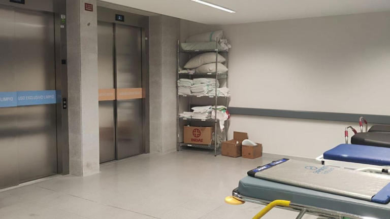 Denuncia en el Hospital de Toledo: camillas aparcadas junto a los ...