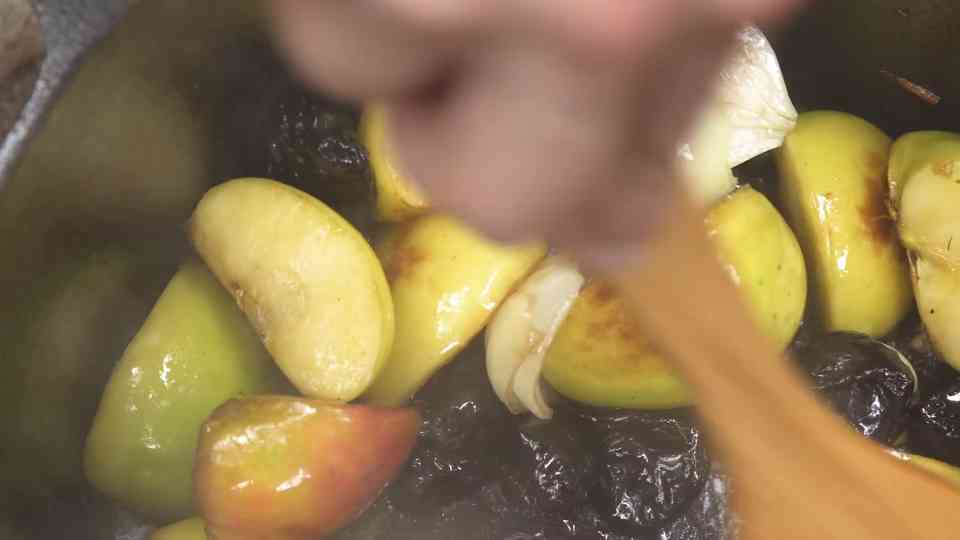 How to make fall-apart ribs in a Dutch oven over an open fire