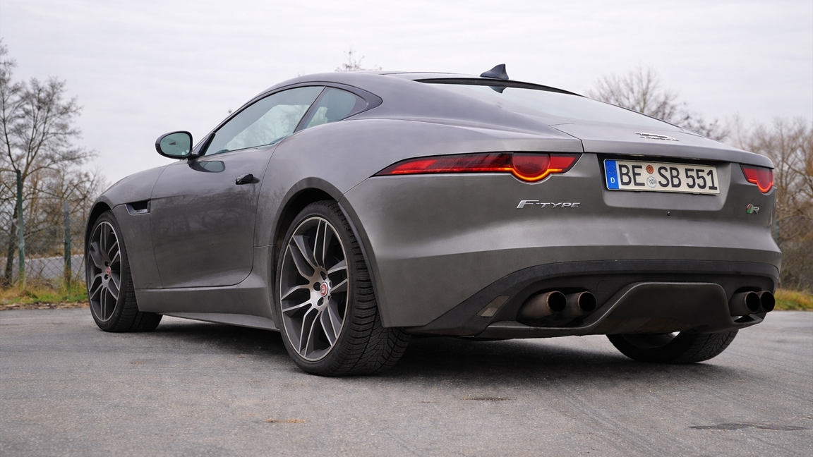 550HP Jaguar F-Type R screams to 250 KM/H
