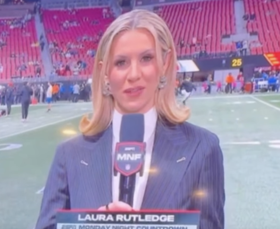 NFL sideline reporter's 'Monday Night Football' outfit trends on social ...