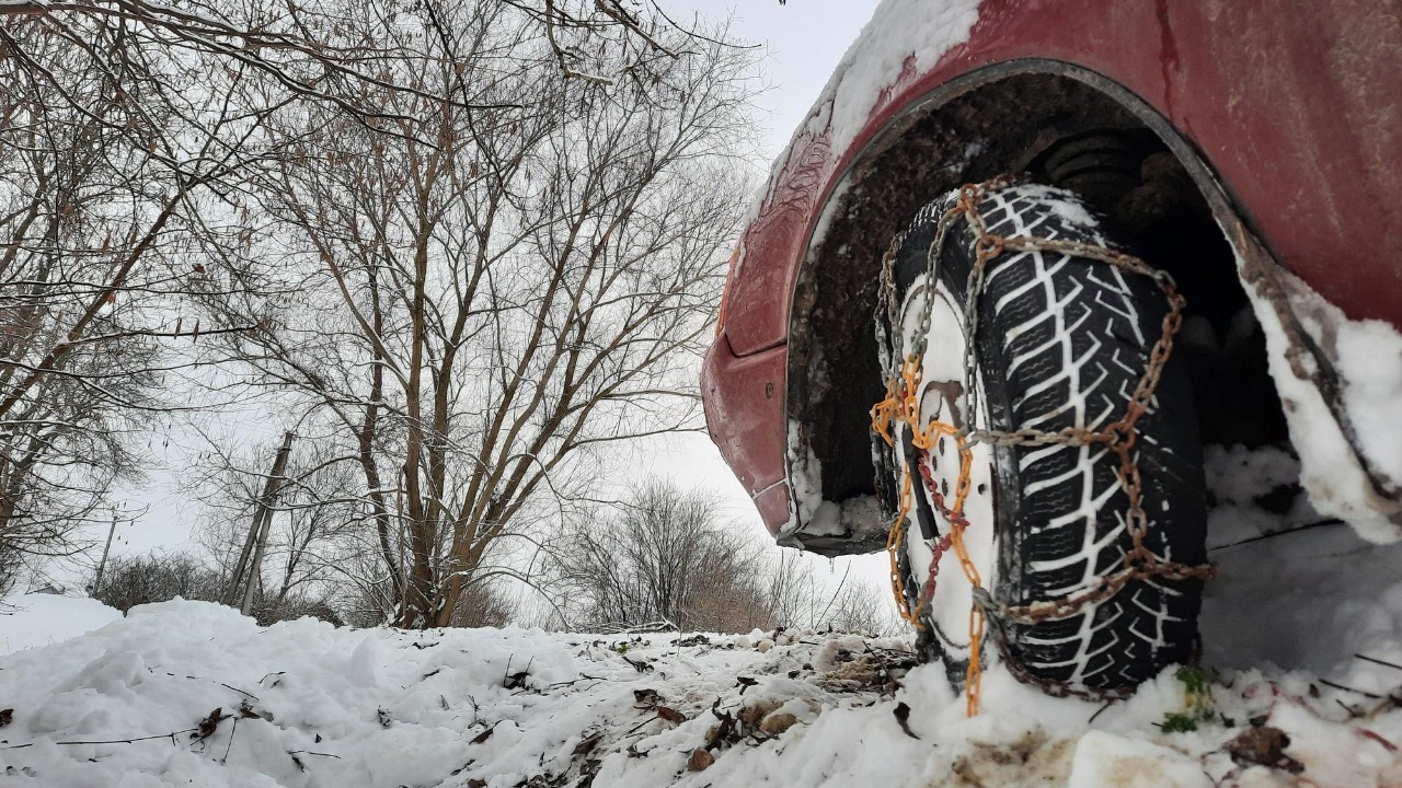 Why semi truckers pick snow chains over winter tires