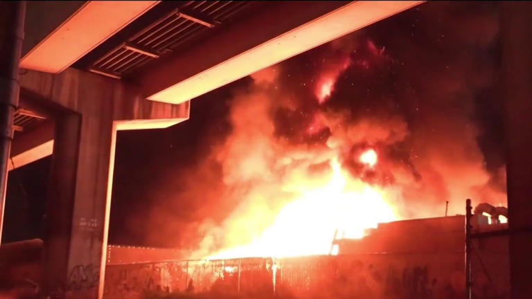 Crews contain fire at small warehouse in Oakland