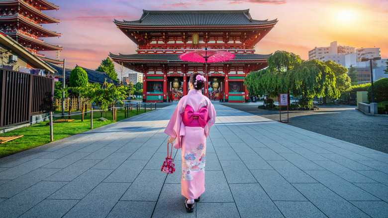Avoid an awkward encounter in Japan by following this etiquette when ...