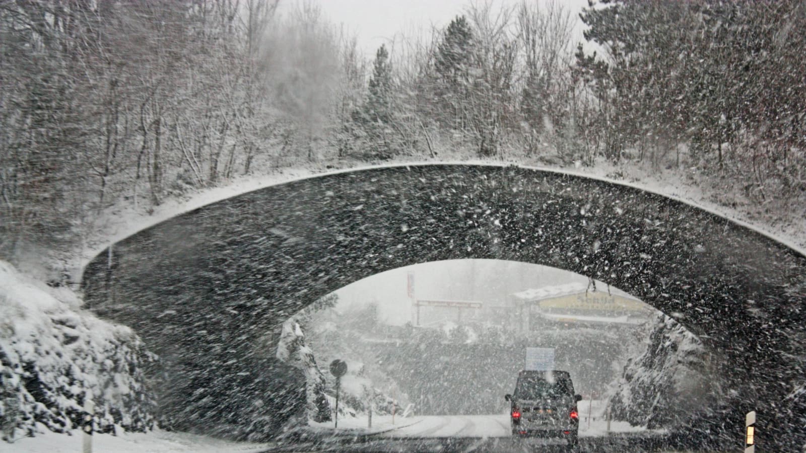 Bomb cyclone Ezra paralyses America: Blizzard warnings, blackouts, and ...