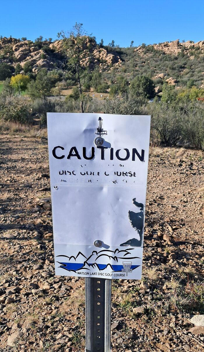 50 hilarious and dumb signs that surprised people with their weirdness
