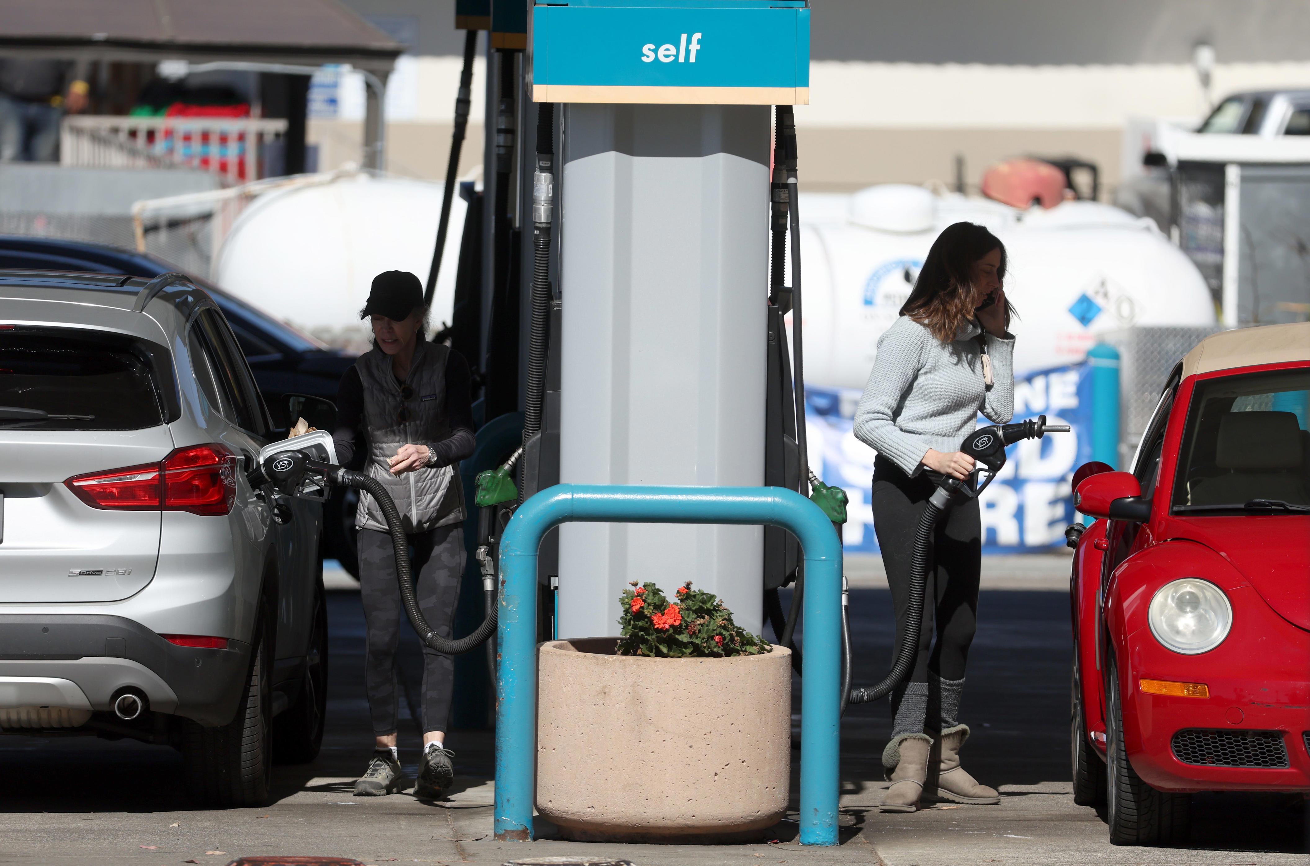 Nevada gas prices plunge in 2025 — see where it's $2.15 a gallon