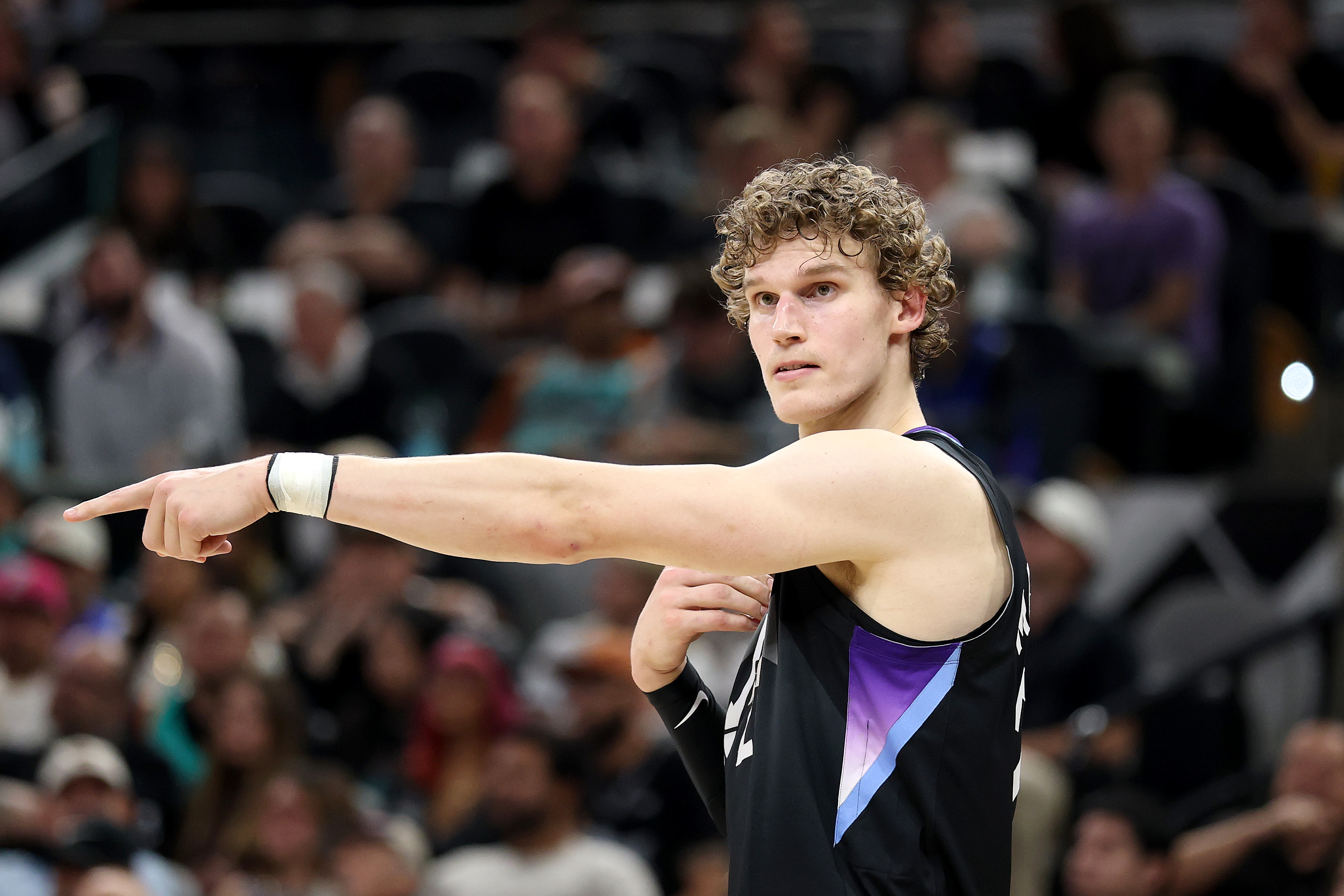 Use theScore Bet promo code Newsweek for CFB bowls, NBA, NHL games