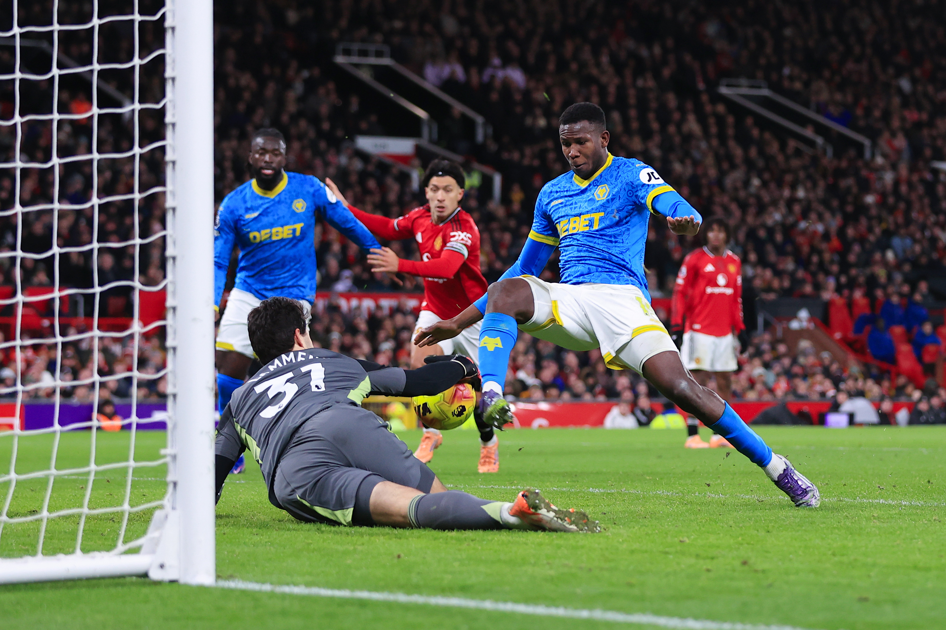 Manchester United 1-1 Wolverhampton Wanderers: Reds held in ...