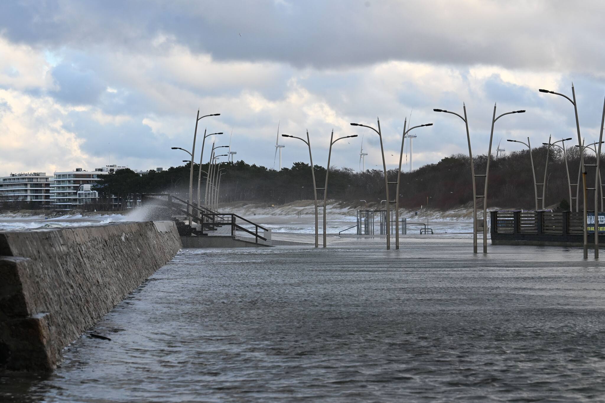 Unwetter in Polen: Stürme und Hochwasser bedrohen Küstenorte