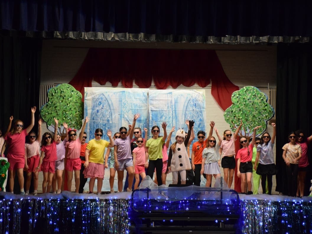 Wantagh Elementary actors bring Frozen to the stage