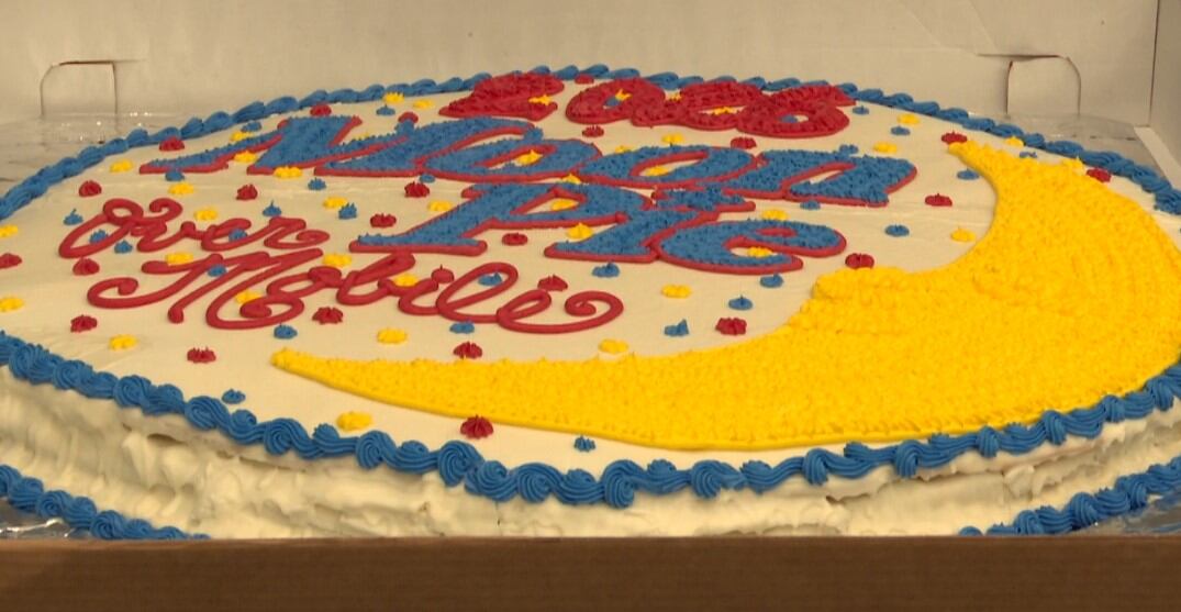 World’s largest edible MoonPie arrives in Mobile ahead of New Year’s ...