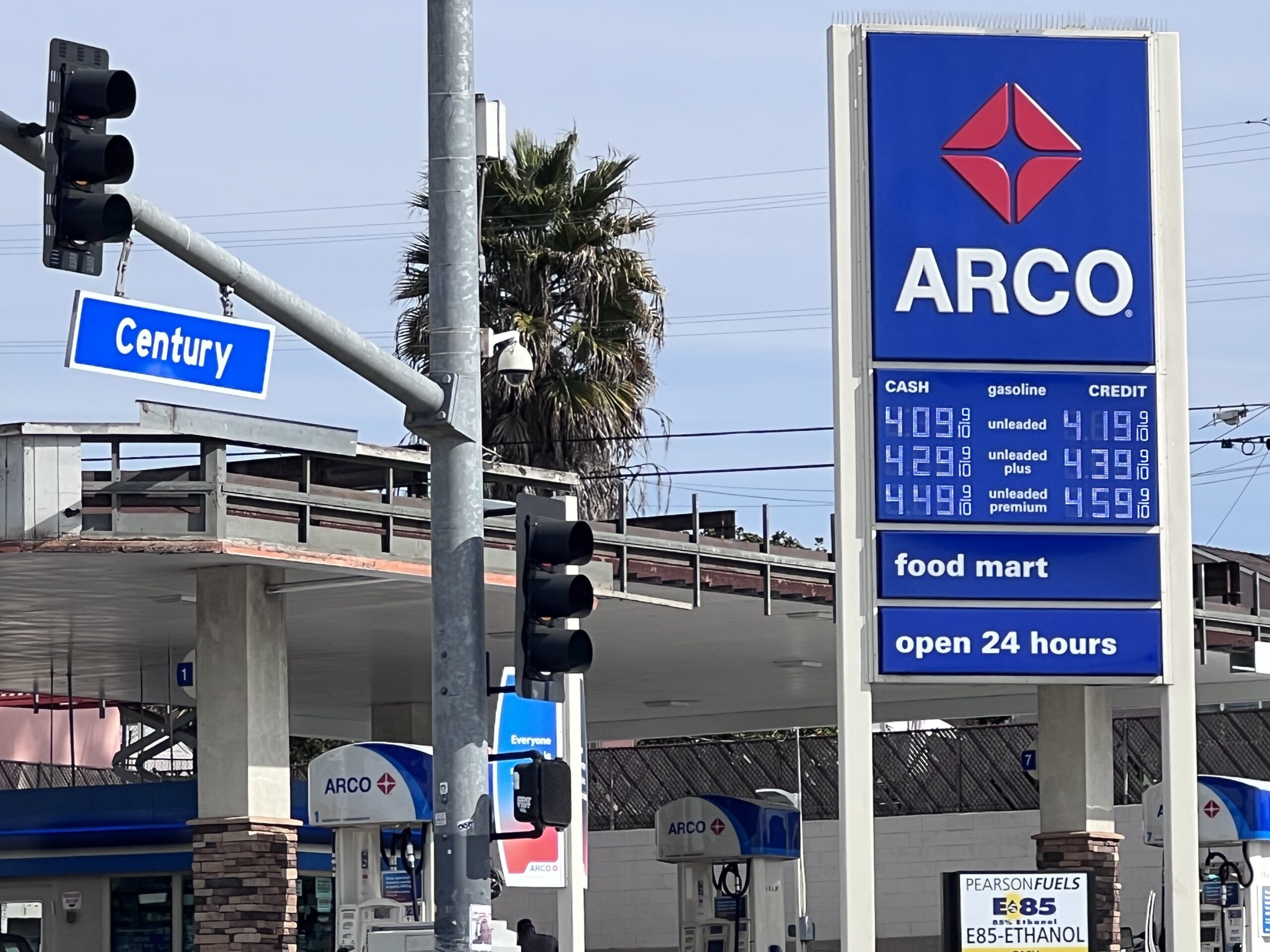 SoCal gas prices continue to drop