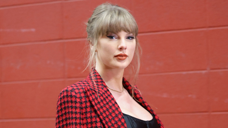 Pics of Taylor Swift's face that make her tune-ups undeniable