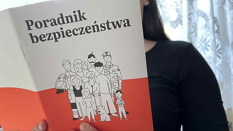 Casa por casa: el Gobierno polaco comienza a repartir una guía de seguridad