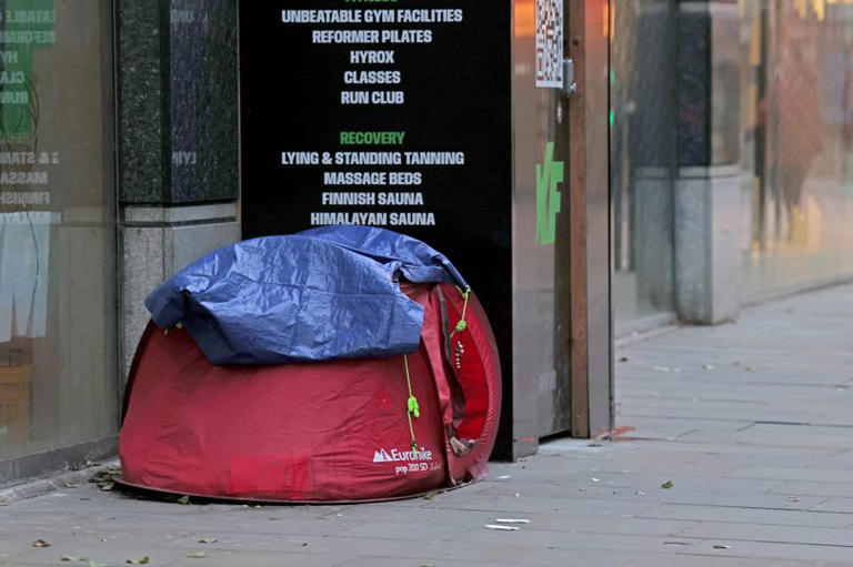 Homeless people to be given £2,000 in UK first trial