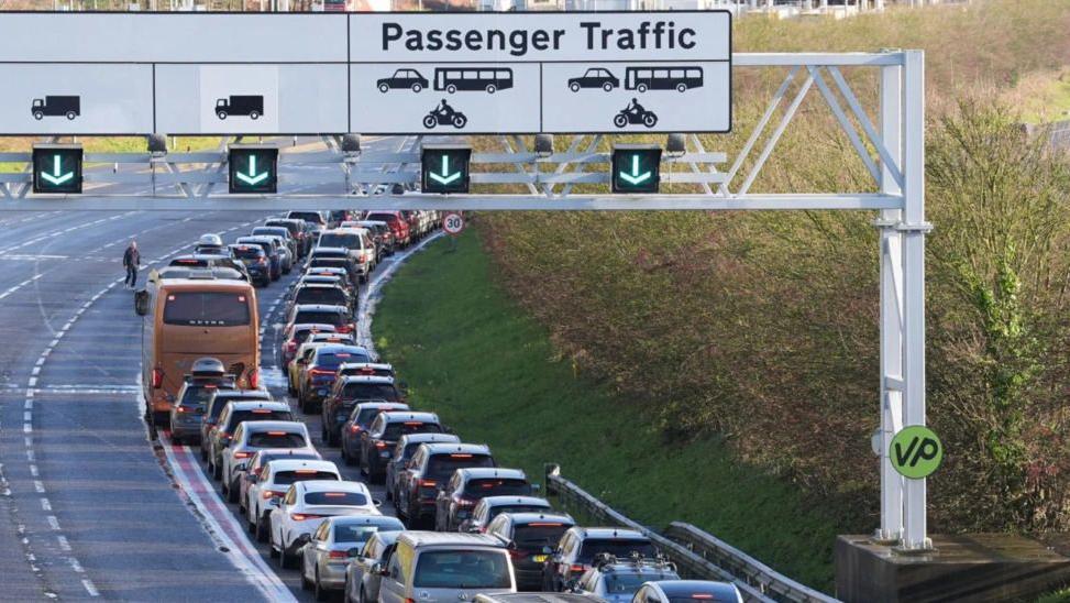 Delays at Folkestone and Dover to cross Channel