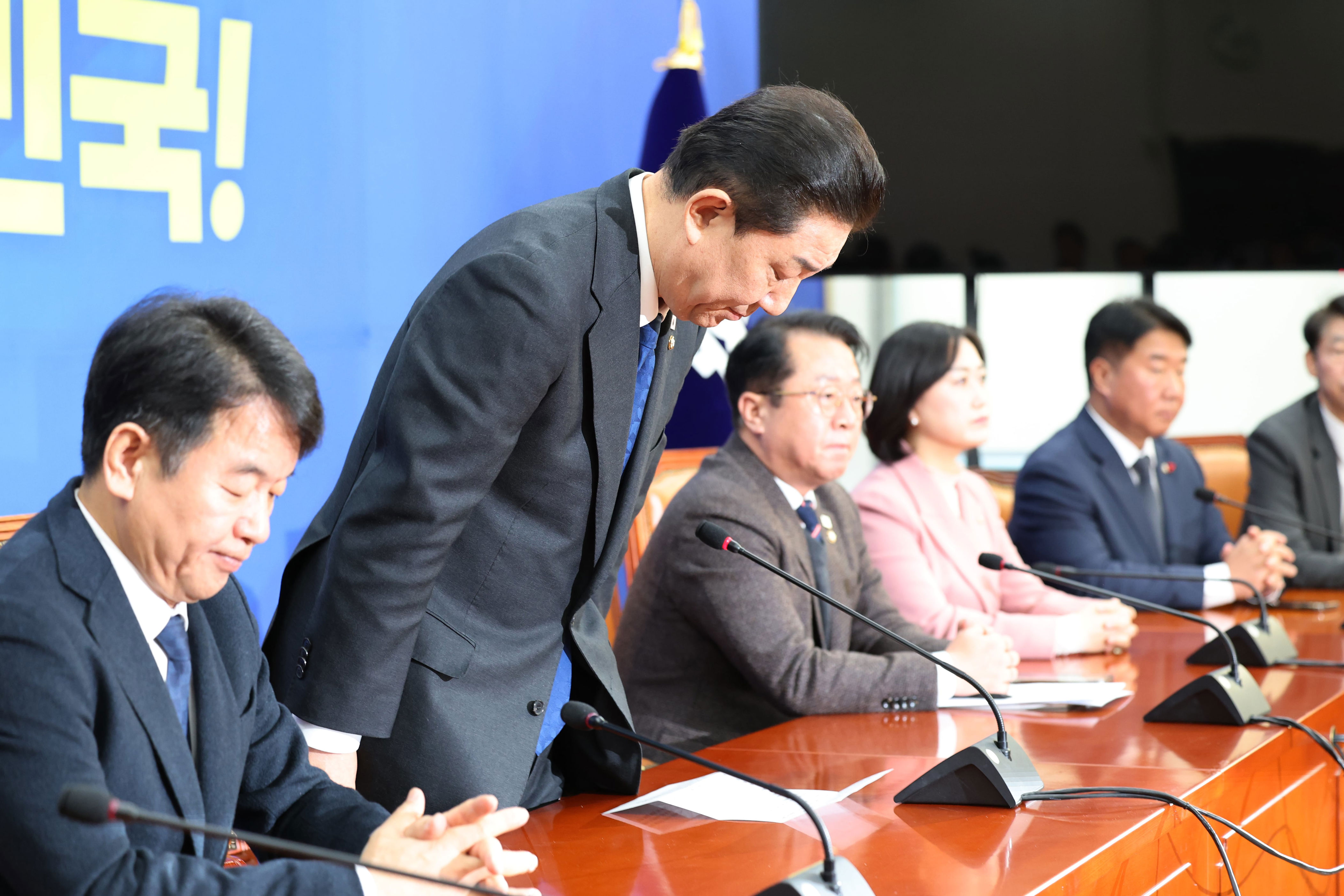 Democratic Party floor leader Kim Byung-kee resigns amid scandals