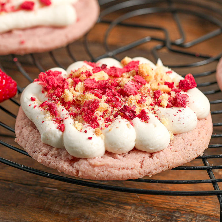 These frosted strawberry shortcake cookies are an easy, crowd-pleasing ...