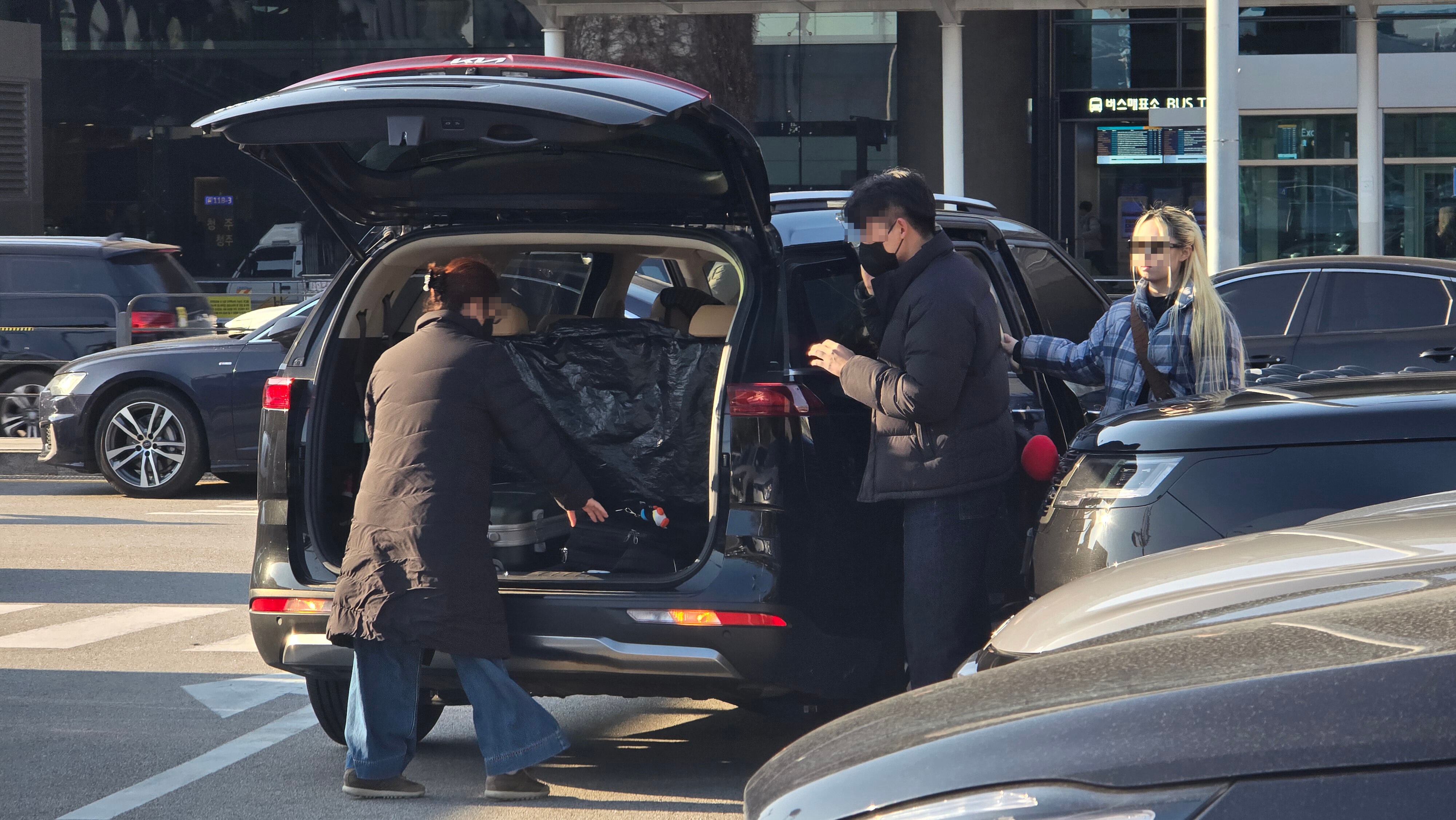 Chinese platforms mediate illegal taxi services for tourists