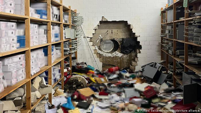 Germany: Gelsenkirchen bank thieves used 'manipulated' door