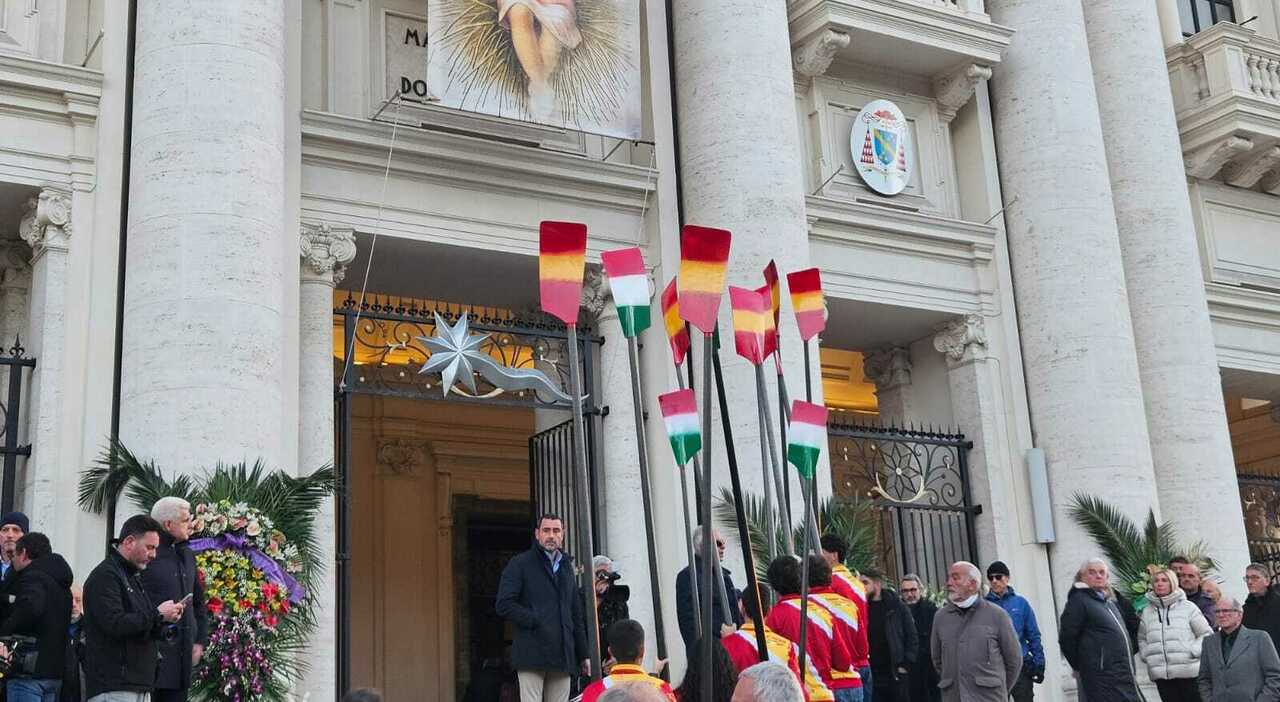 Funerali di Davide Tizzano a Napoli, l'ultimo saluto nella Basilica di ...