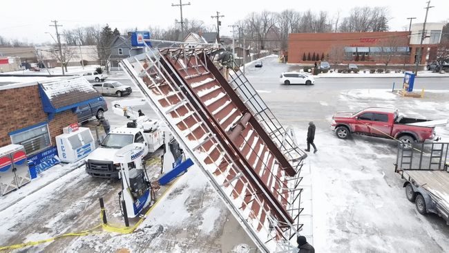 Gas station awning toppled by powerful wind in northern Ohio