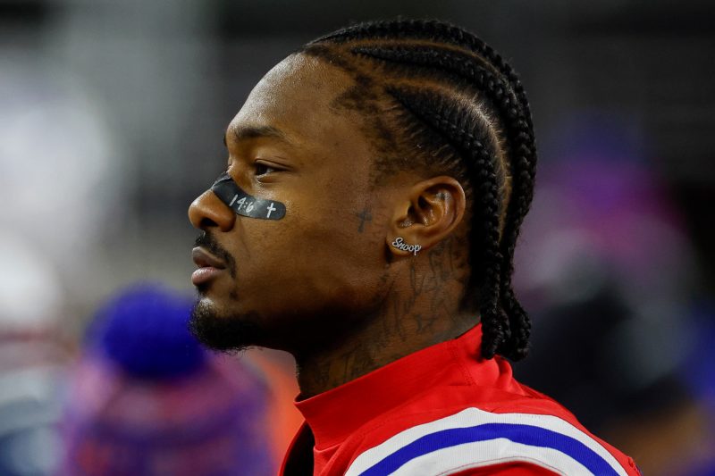 Patriots receiver Stefon Diggs charged with strangulation, assault