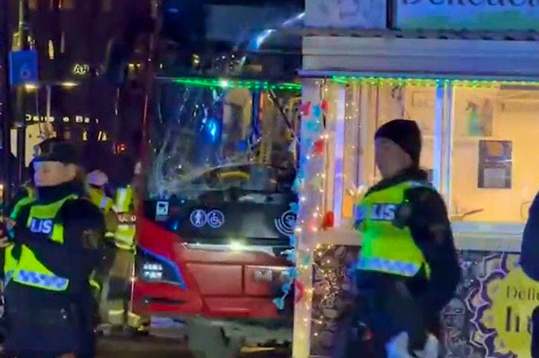 Un bus percute un immeuble à Stockholm, dix blessés