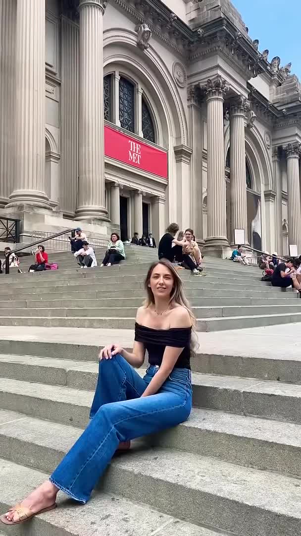 Sunny day OOTD at the Met: Casual posing & style inspiration in NYC
