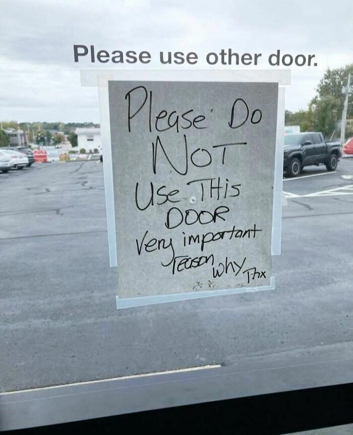 50 hilarious and dumb signs that surprised people with their weirdness