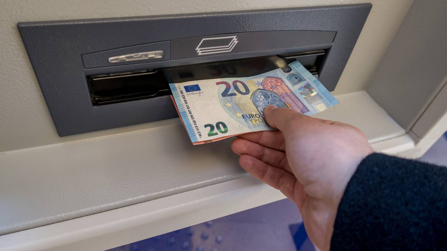 « La Banque Postale va-t-elle facturer les retraits par carte bancaire ...