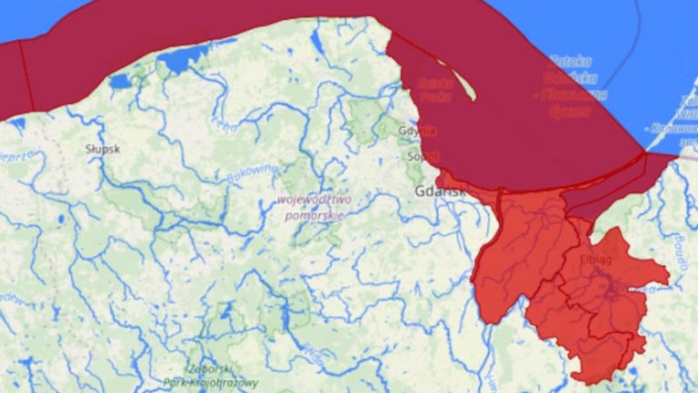 Frombork zalewany przez wodę z Zalewu Wiślanego. Strażacy układają ...