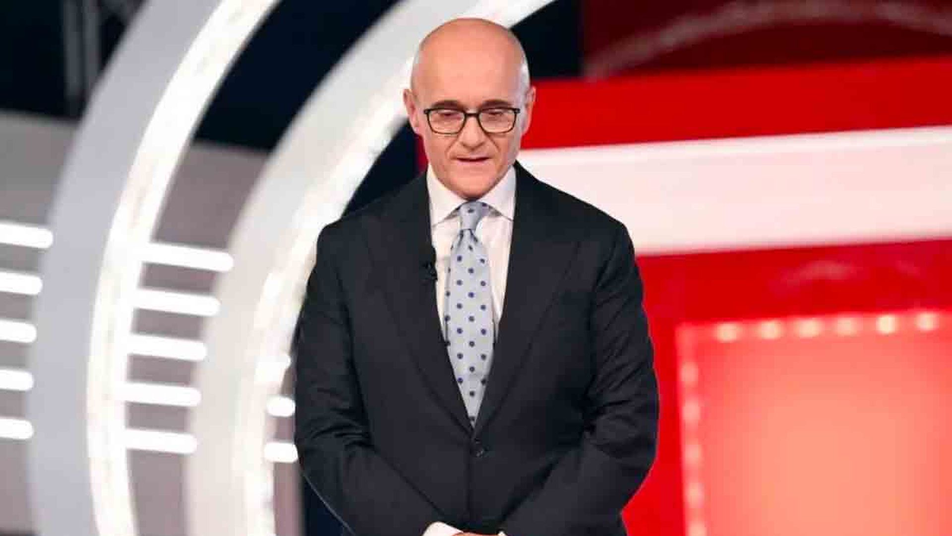 Caso Signorini: il conduttore indagato a Milano per violenza sessuale ...