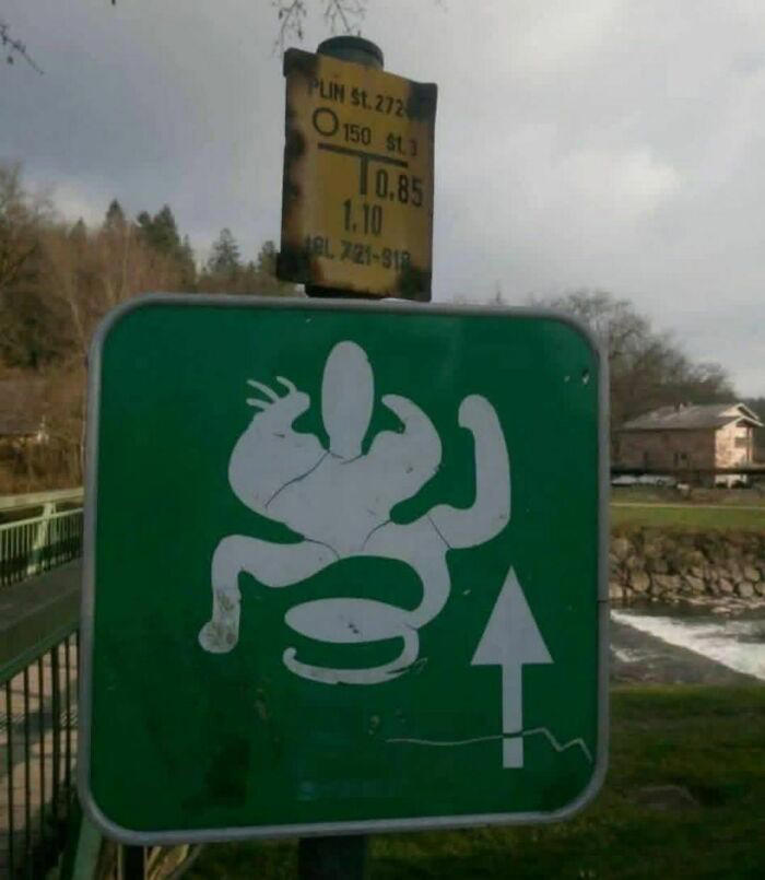 50 hilarious and dumb signs that surprised people with their weirdness