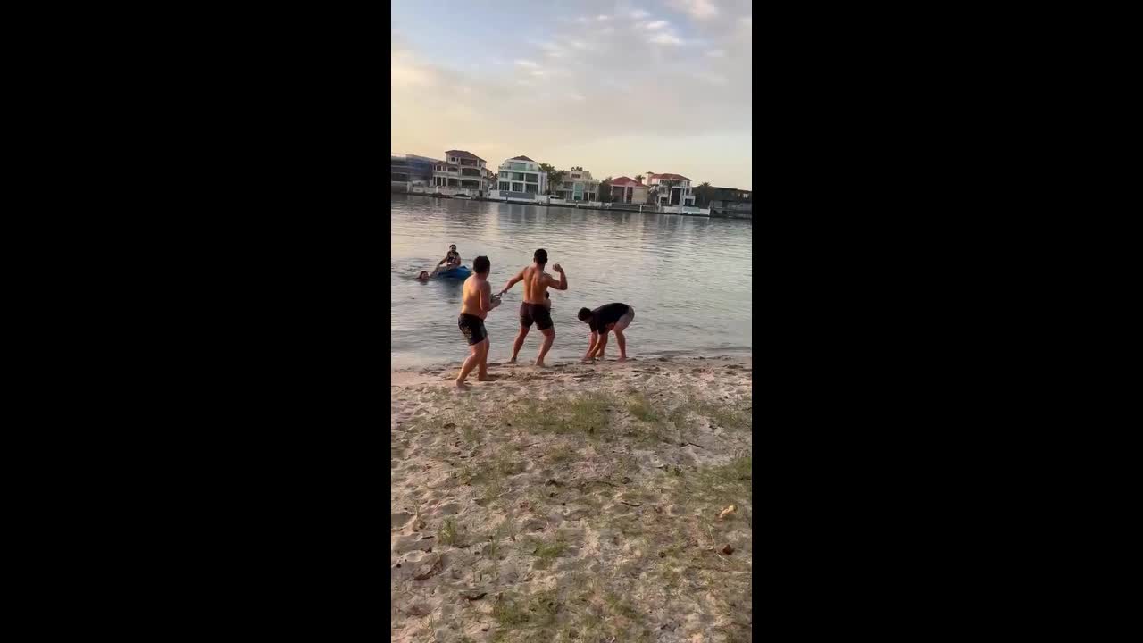 Younger brothers bolt after sand‑throwing prank backfires—video tops 1M ...