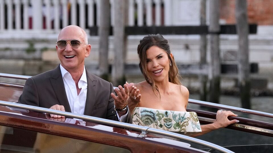 Jeff Bezos and Lauren Sanchez soak up the sun in St Barts ahead of New ...